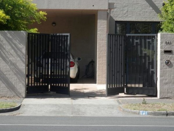 30 Eye-catching Automatic Stand Out Gates Designs - InteriorSherpa