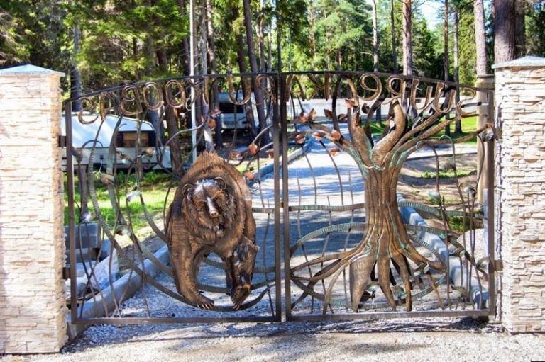 30 Eye-catching Automatic Stand Out Gates Designs - InteriorSherpa