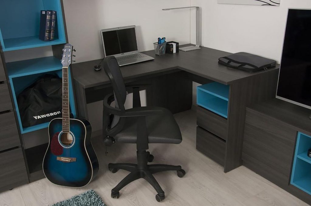 30 Best Corner Computer Desks To Maximize Your Space - InteriorSherpa