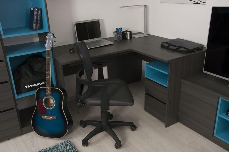 30 Best Corner Computer Desks To Maximize Your Space - InteriorSherpa